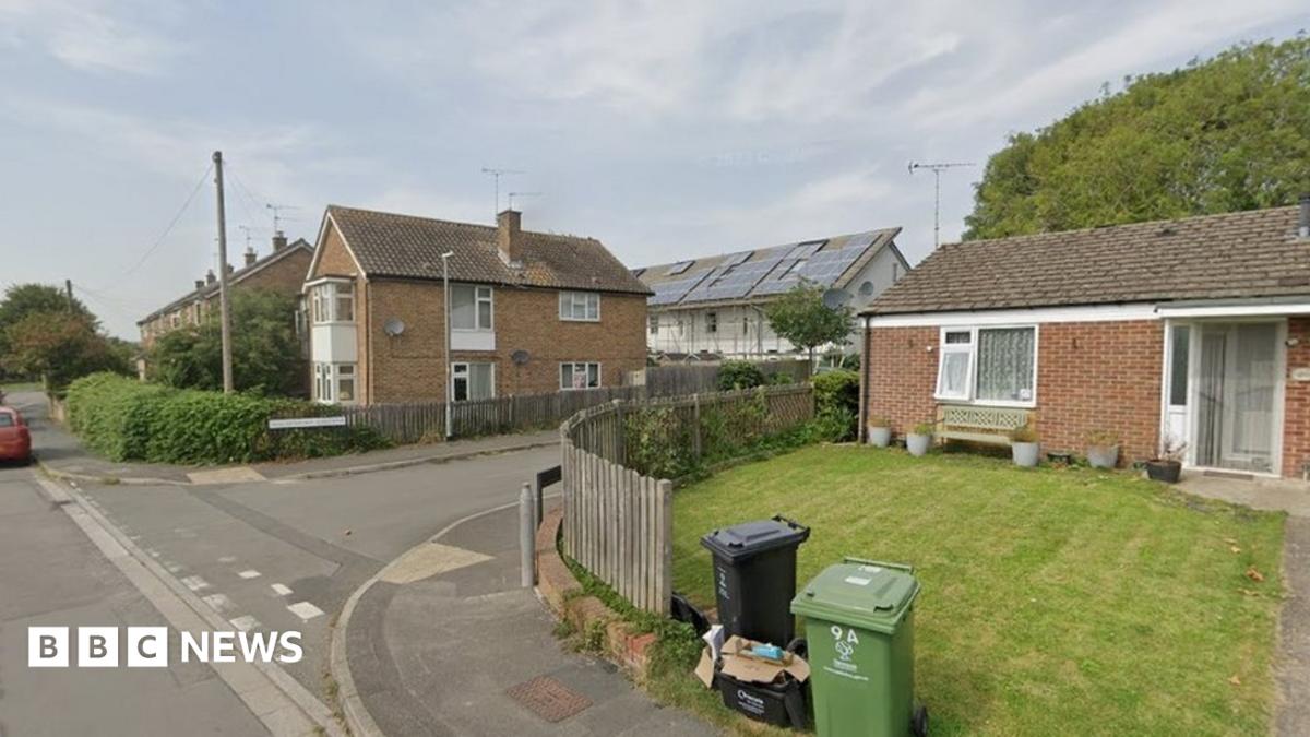 Swindon stabbing: Man seriously injured in attack - BBC News