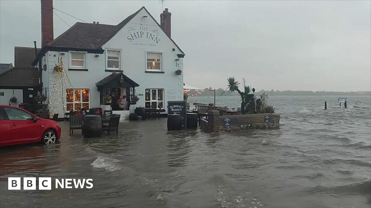Hampshire: Record high tides forecast for coastal areas - BBC News