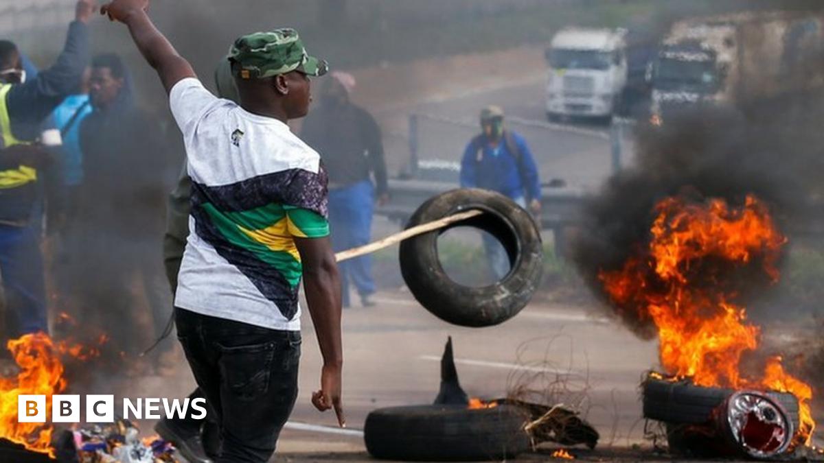 South Africa deploys military to tackle Zuma riots - BBC News