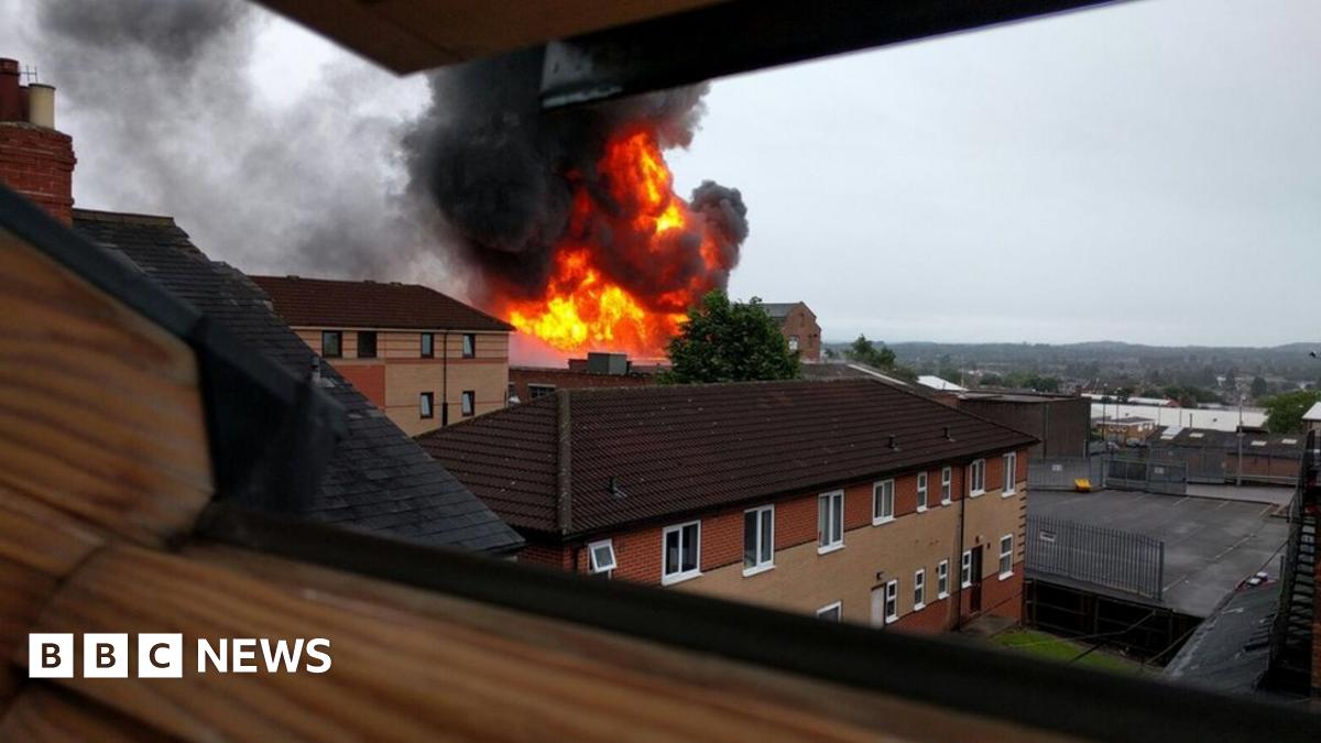 Teenagers released over Basford 'ball of flames' fire - BBC News