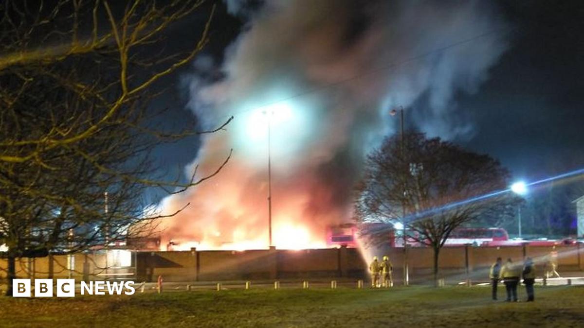 Orpington depot fire: Seven buses destroyed - BBC News