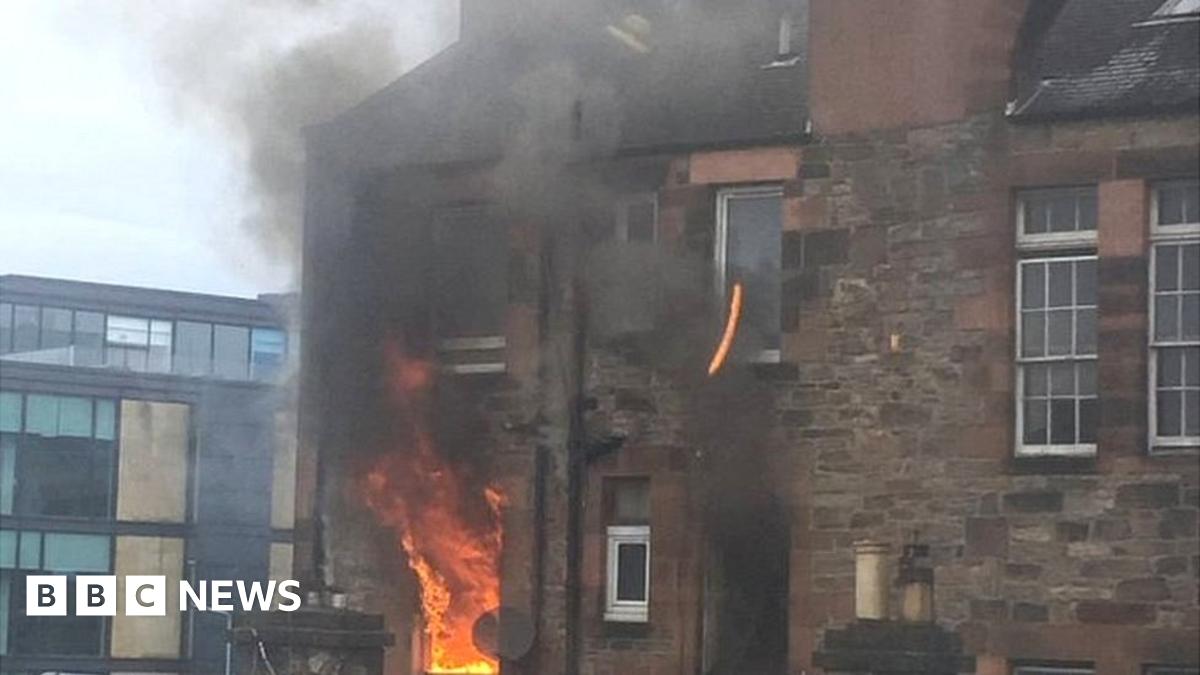 'Explosion' and fire at Edinburgh tenement block - BBC News