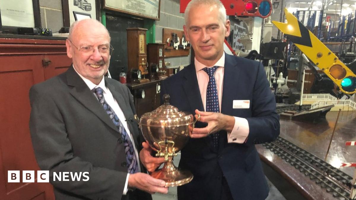York: Railway trophy rediscovered after 104 years - BBC News