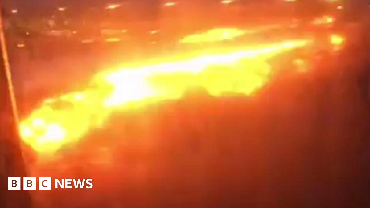 Singapore Airlines plane catches fire after emergency landing - BBC News