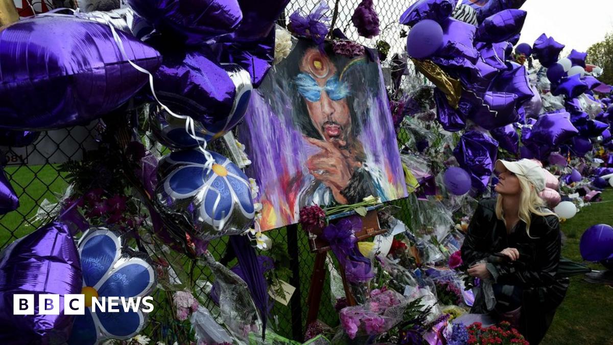 Prince's family starts dividing the singer's assets - BBC News