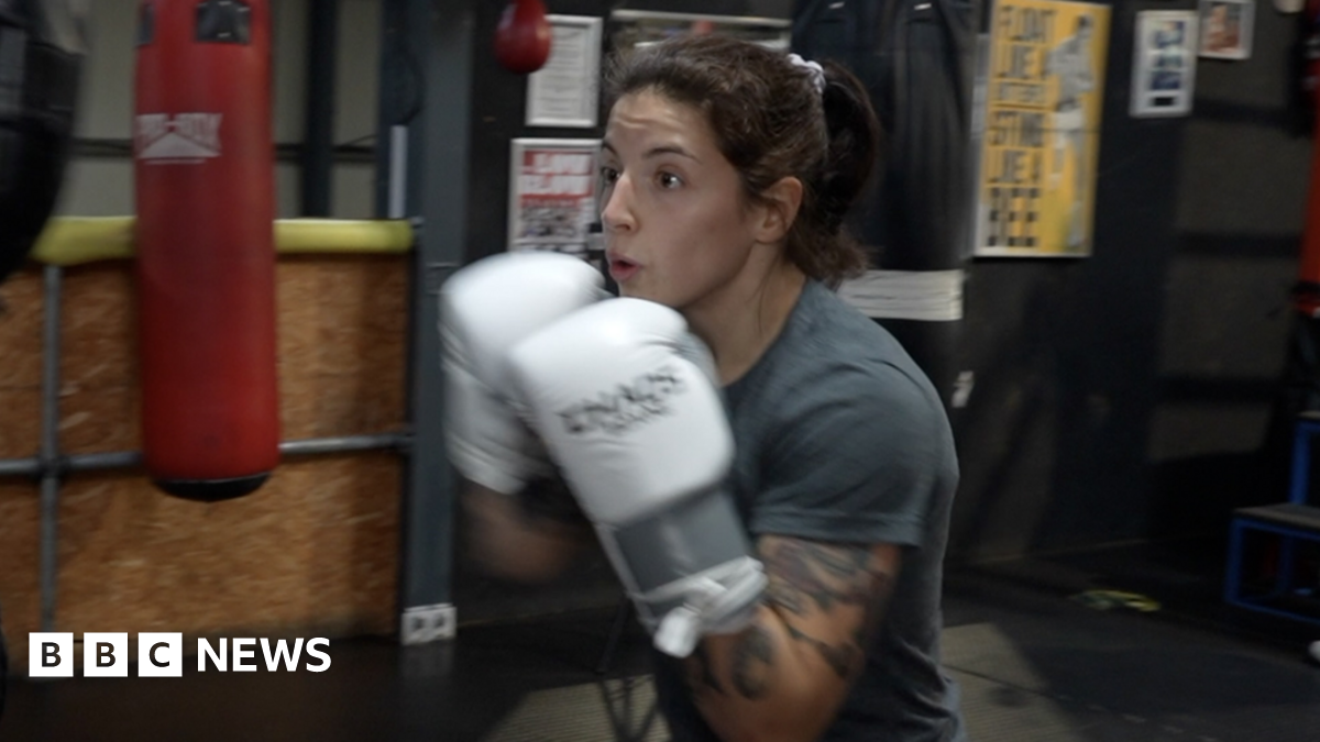 Ipswich boxer dreams of world championship glory - BBC News