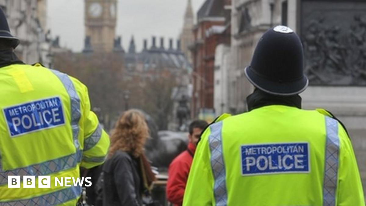 Man hit with bottle in Docklands racist attack - BBC News