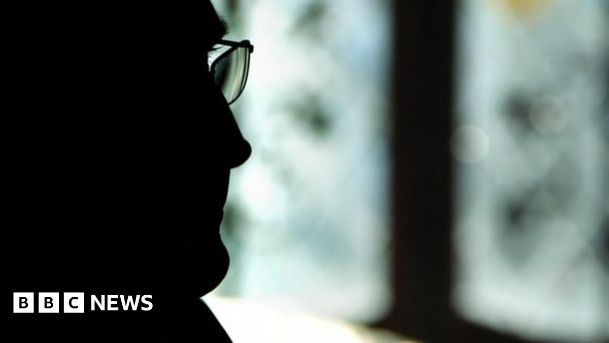 Former agent: I was abandoned by MI5 after breakdown - BBC News