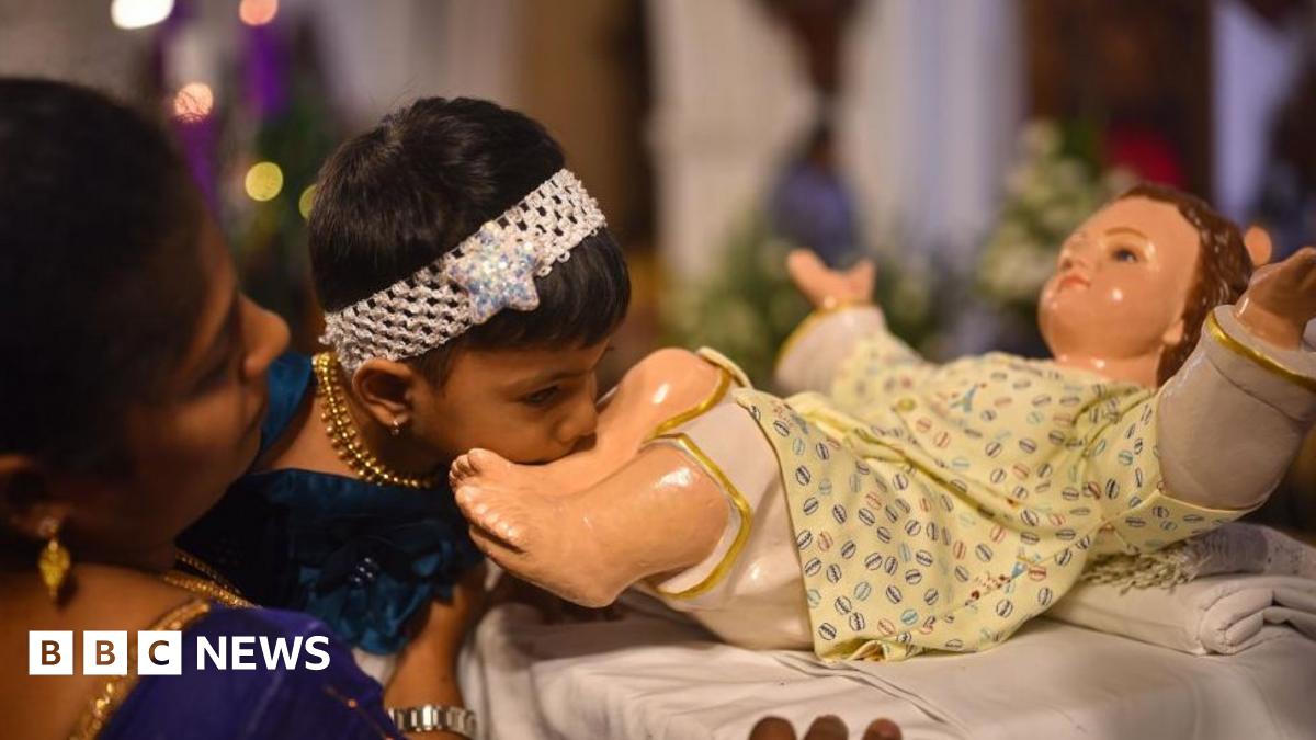 Midnight Mass and surfing Santas: Pictures of Christmas around the ...