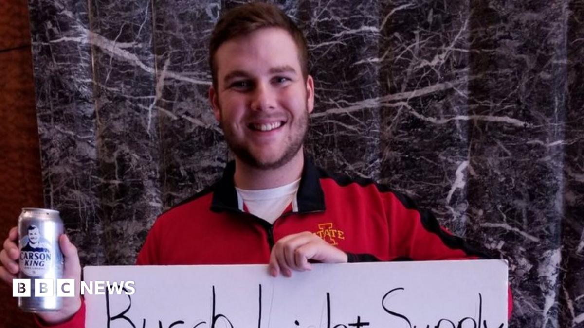 Iowa reporter who exposed racist tweets fired for own tweets - BBC News