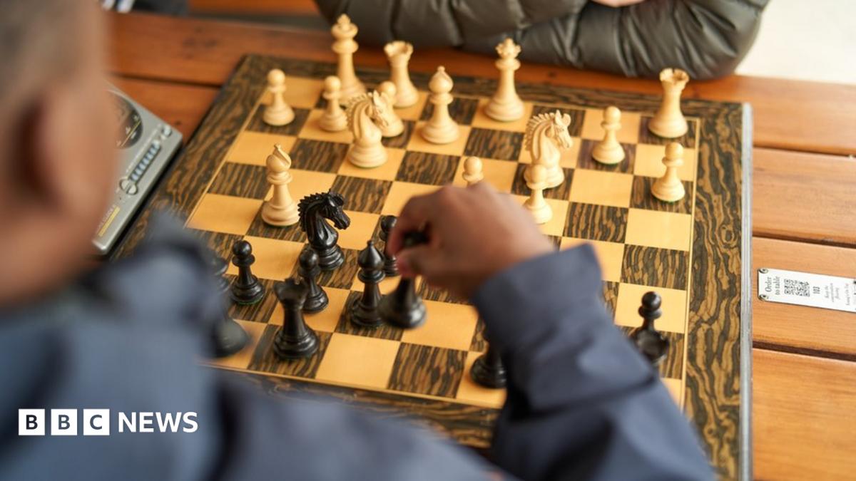 Outdoor chess club sees boom in members - BBC News