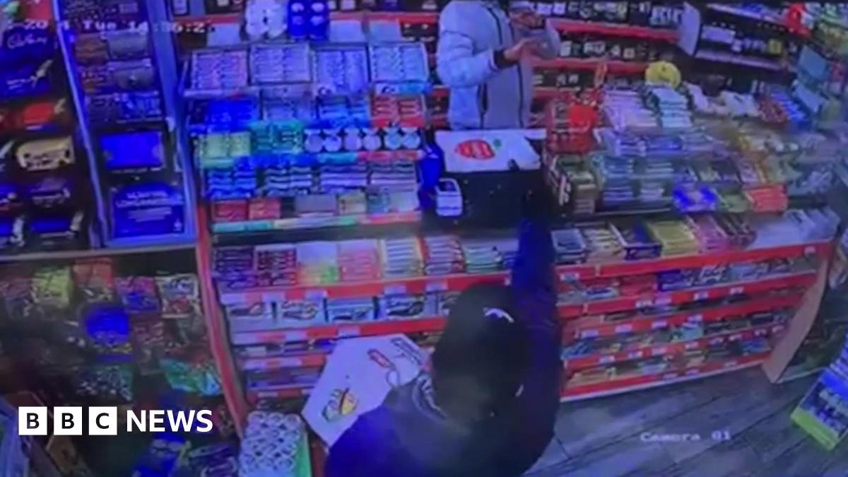 Grimsby shopkeeper tackles robber armed with gun - BBC News