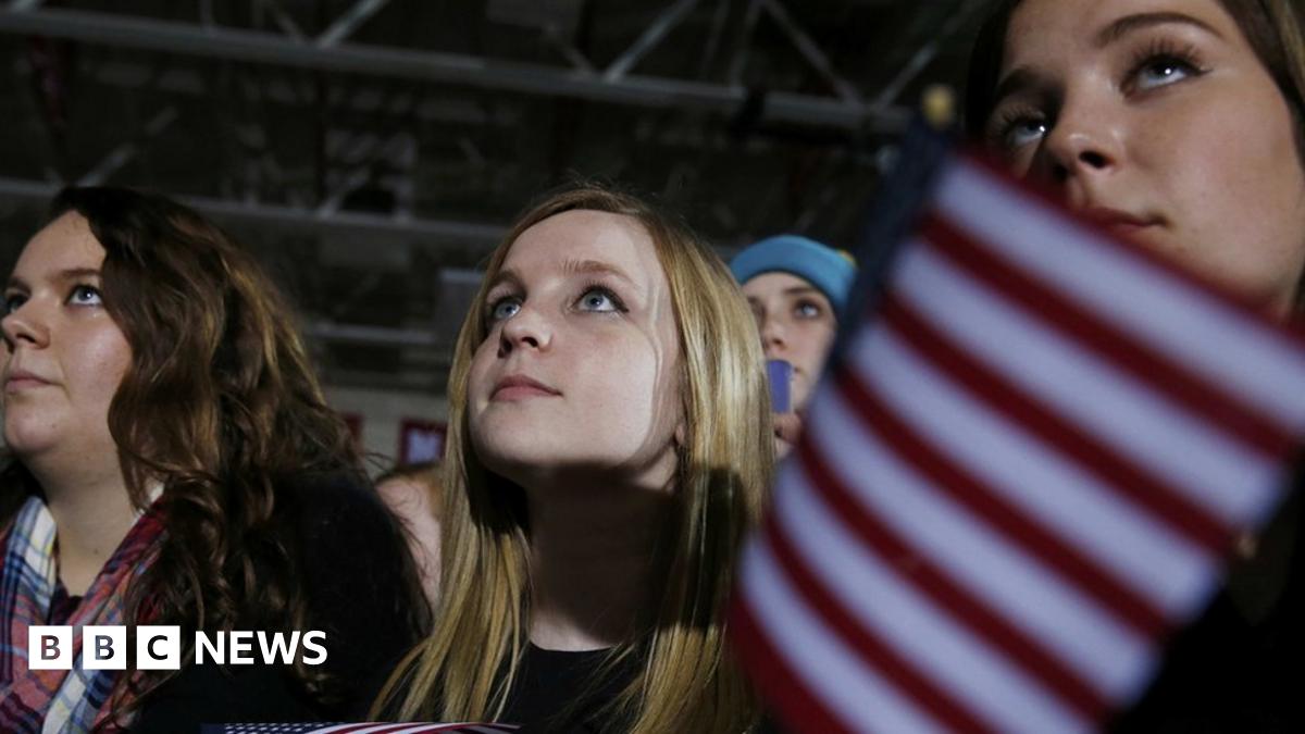 US election: All eyes on Iowa in unpredictable race - BBC News