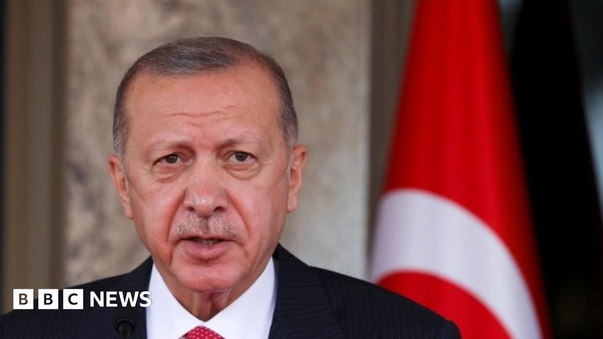 Turkey dispute with US eases after threat to expel envoys - BBC News