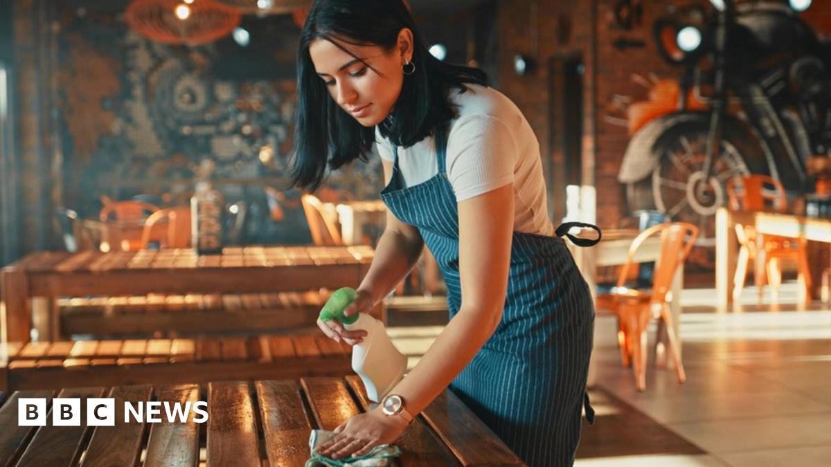 Minimum wage rise gives boost to 2.7 million lowest-paid - BBC News