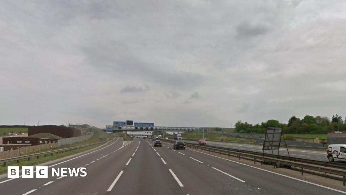 M1 crash: HGV driver arrested after teen dies near Luton - BBC News