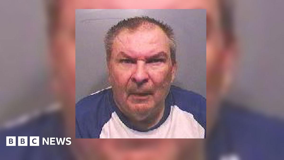 Bedford's Barry Lees jailed for online sex chats - BBC News