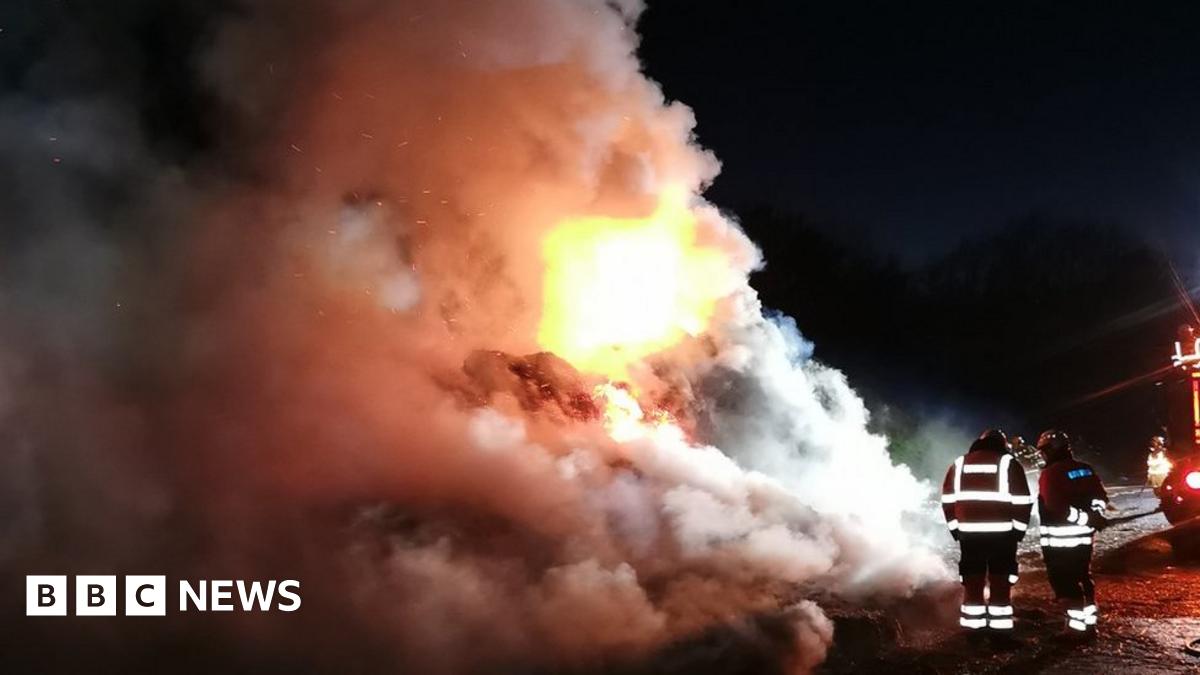 Hay bale fire closes M42 in Warwickshire - BBC News