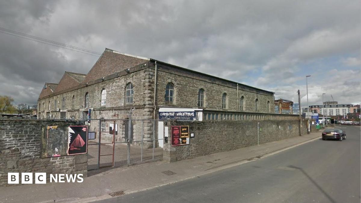 Teen dies from suspected drugs overdose at Bristol club - BBC News