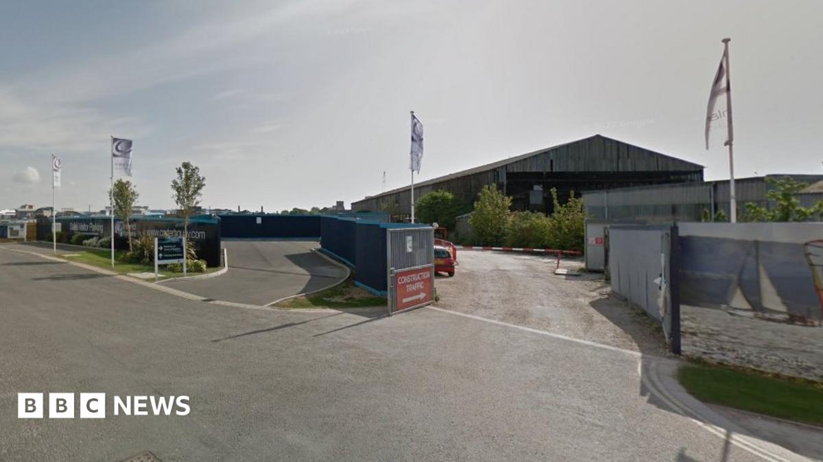 Poole Carter's Quay housing hit by developer's financial woes - BBC News