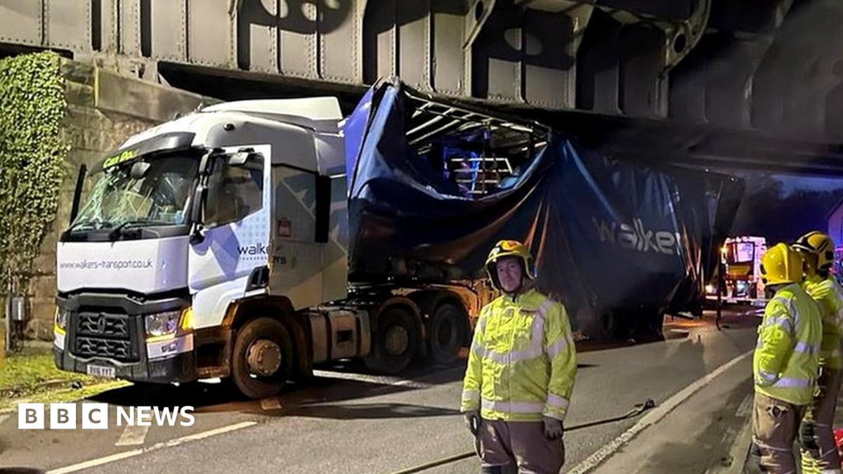 Lorry bridge strike causes road and rail delays in Derbyshire - BBC News