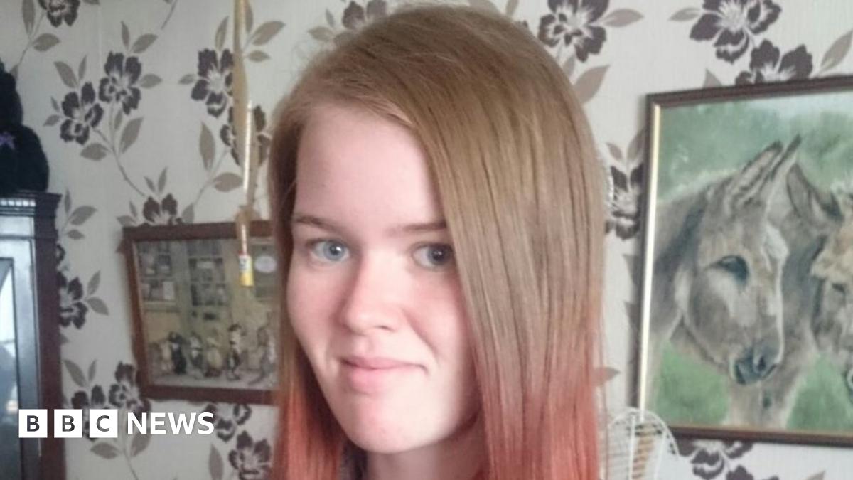 Student Emily Hughes denied loan due to namesake - BBC News