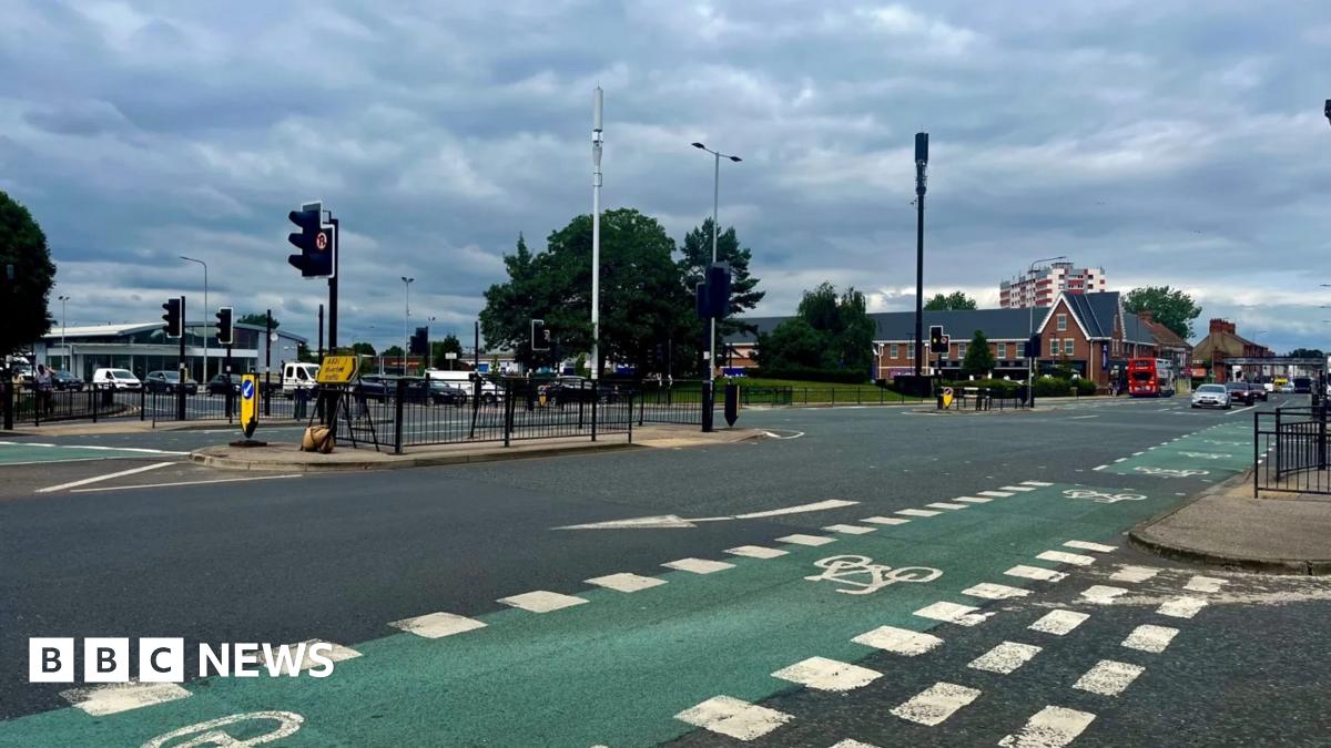 Hull traffic cameras set to snare red light-jumping drivers - BBC News