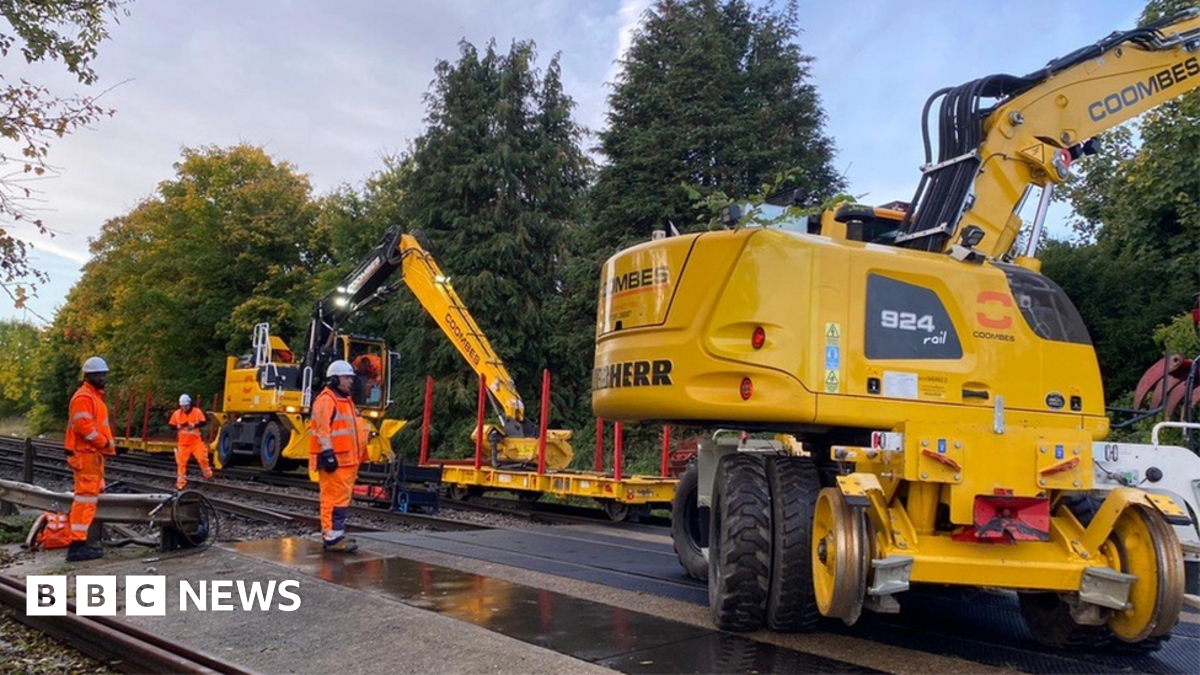 Waterloo rail disruption as major works coincide - BBC News