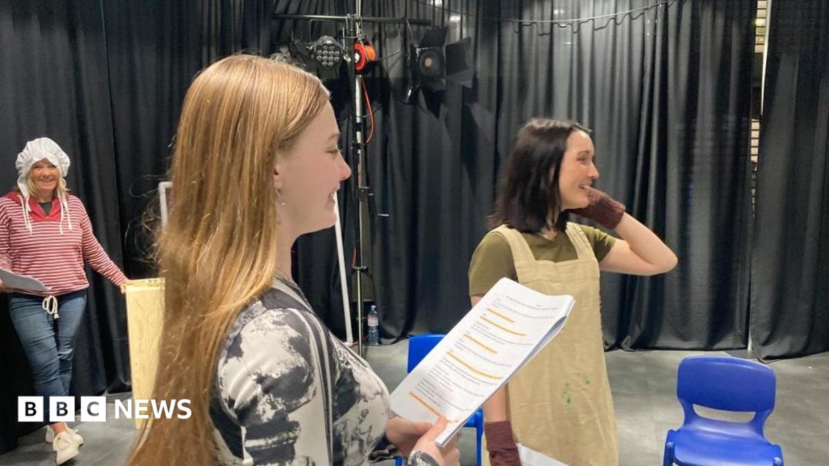 Shakespeare-inspired plays by Northampton actors get premiere - BBC News