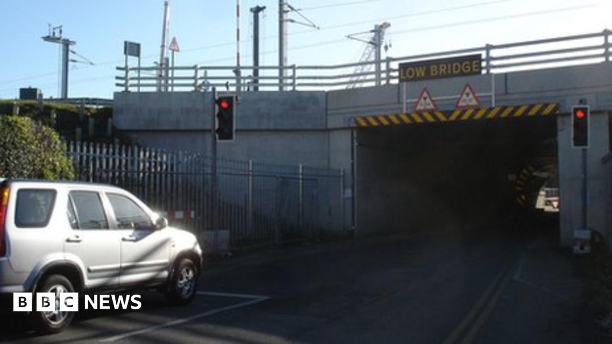 Reading sewer repair Cow Lane traffic warning - BBC News