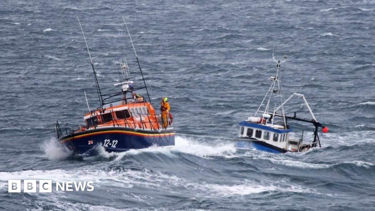 RNLI rescue fisherman off Onchan Head after boat breaks down - BBC News