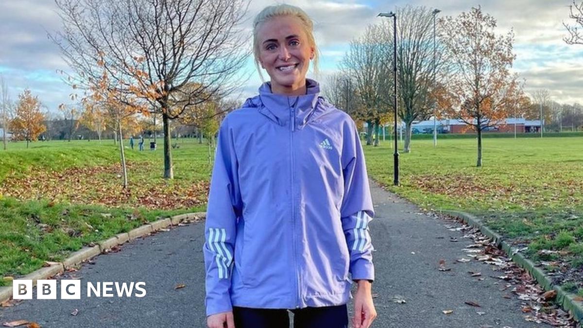 Samantha Harrison: Athlete breaks female Parkrun record - BBC News