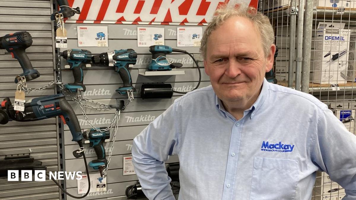 Store owner wants police to attend every case of shoplifting - BBC News