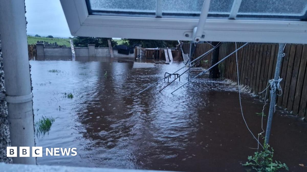 Tyrone and Donegal flooding: Clean-up effort continues - BBC News