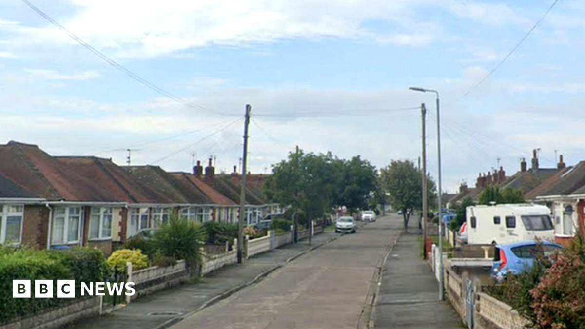 Prestatyn: Man's body found in bungalow after fire - BBC News
