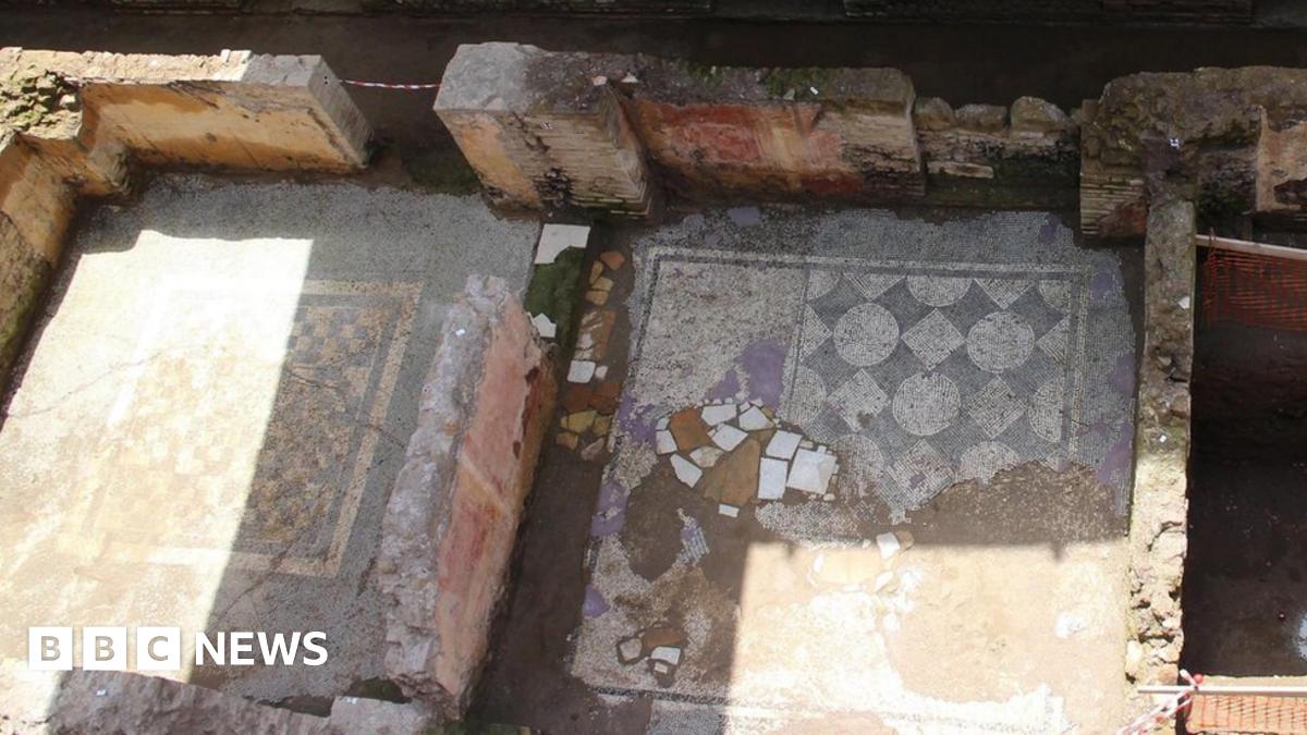 Italy unearths huge Roman barracks during Rome metro dig - BBC News