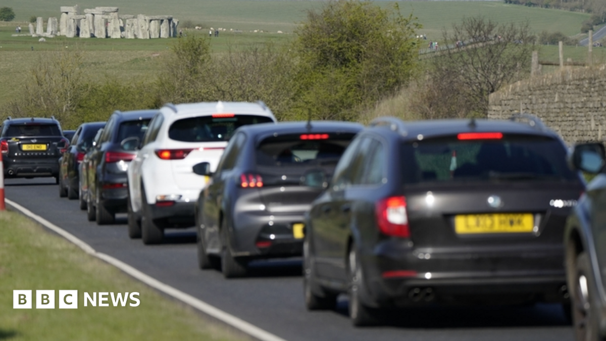 Easter travellers face traffic jams and rail disruption - BBC News