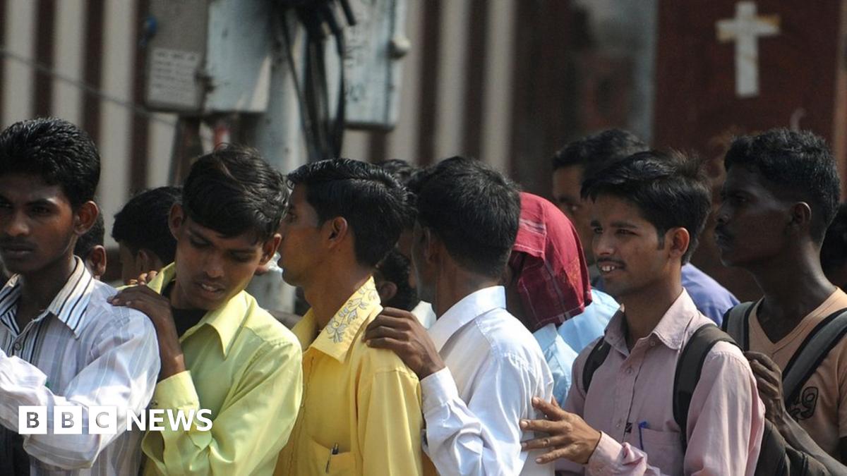 Two million Indians reply to ad for 300 clerical jobs - BBC News