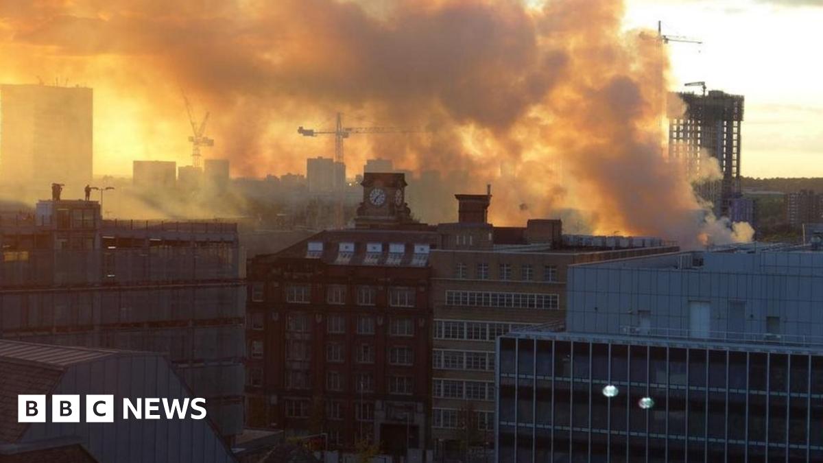 Large fire damages Manchester city centre CWS building - BBC News