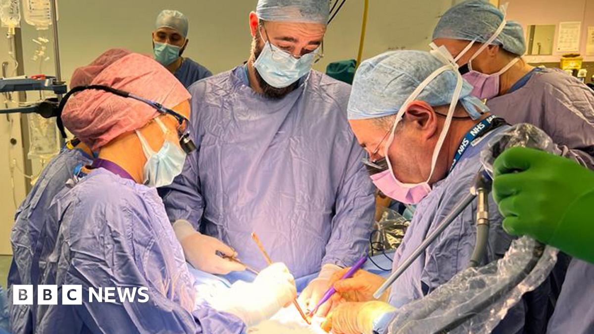 Woman receives sister's womb in first UK transplant - BBC News