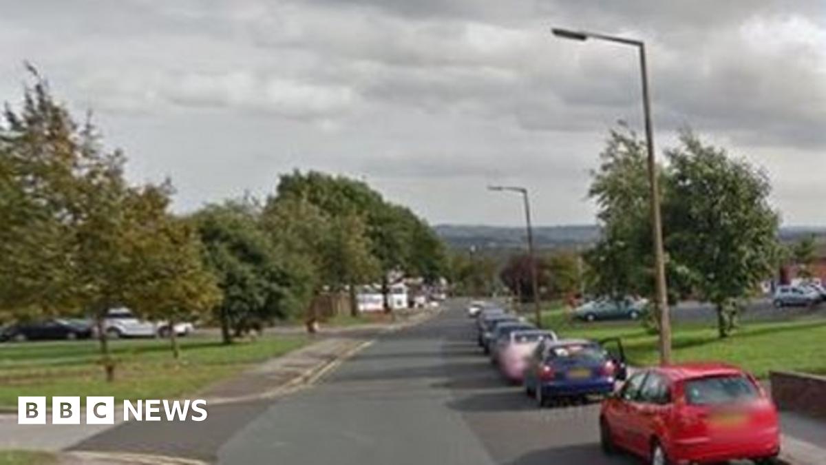 Murder inquiry over Barnsley town centre death - BBC News