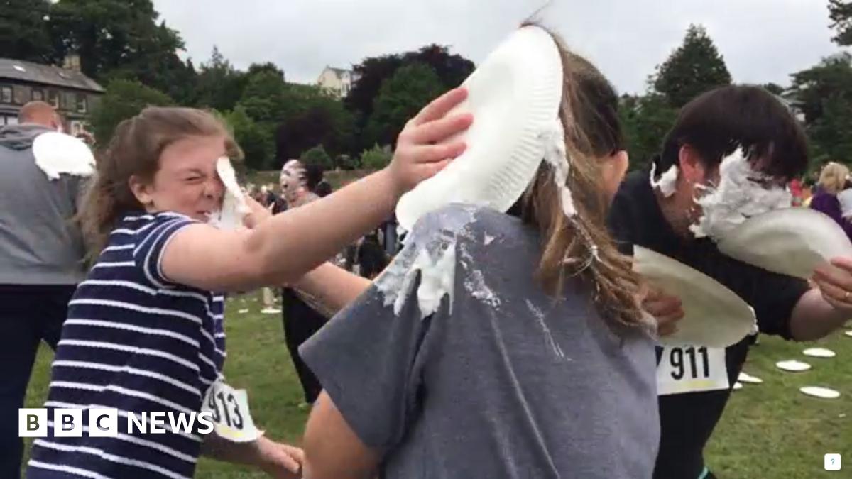 Pie fight breaks world record at Ulverston festival - BBC News