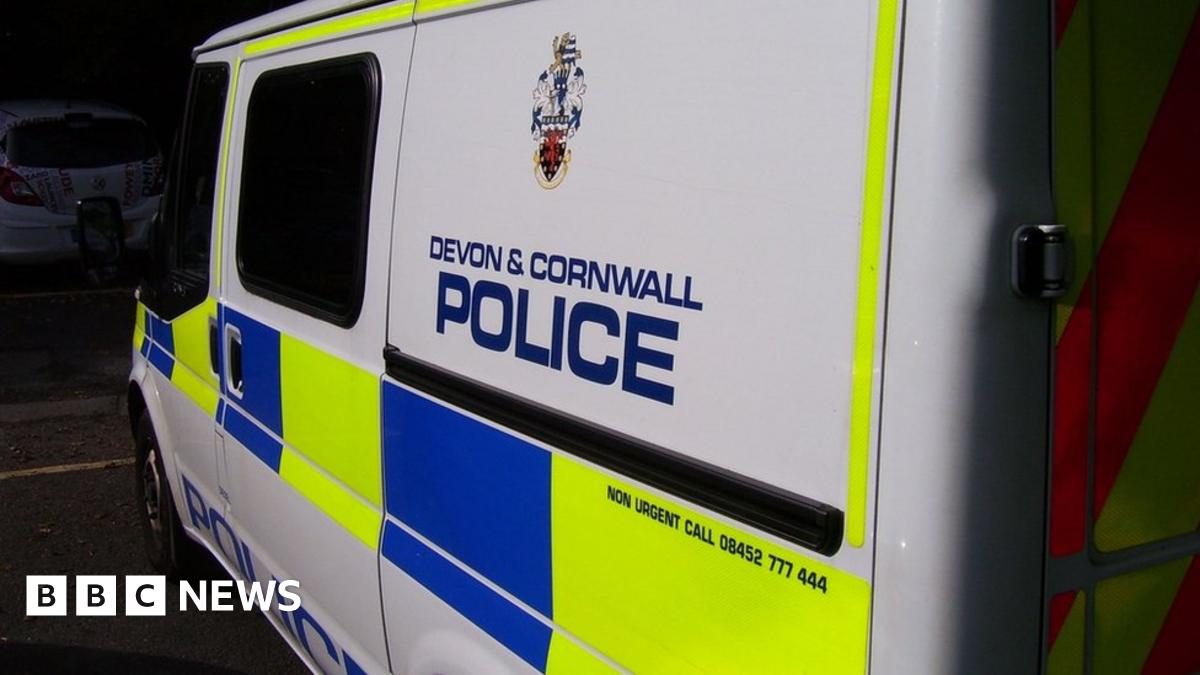 Man in 20s seriously injured in Cornwall crash - BBC News