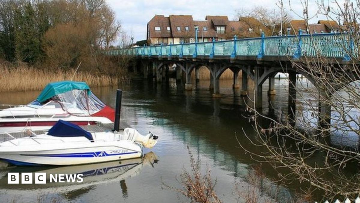 Tuckton Bridge set for overnight closures - BBC News