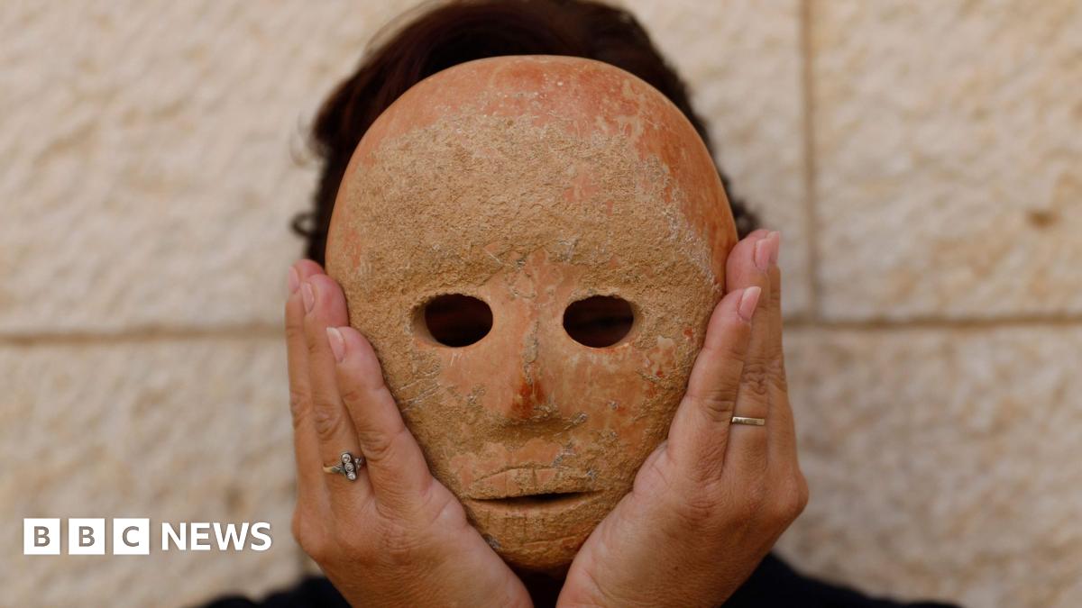Israel unveils 9,000-year-old mask from the West Bank - BBC News