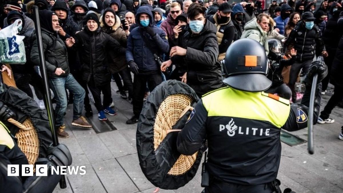 Covid: Police and protesters clash during Dutch curfew demo - BBC News