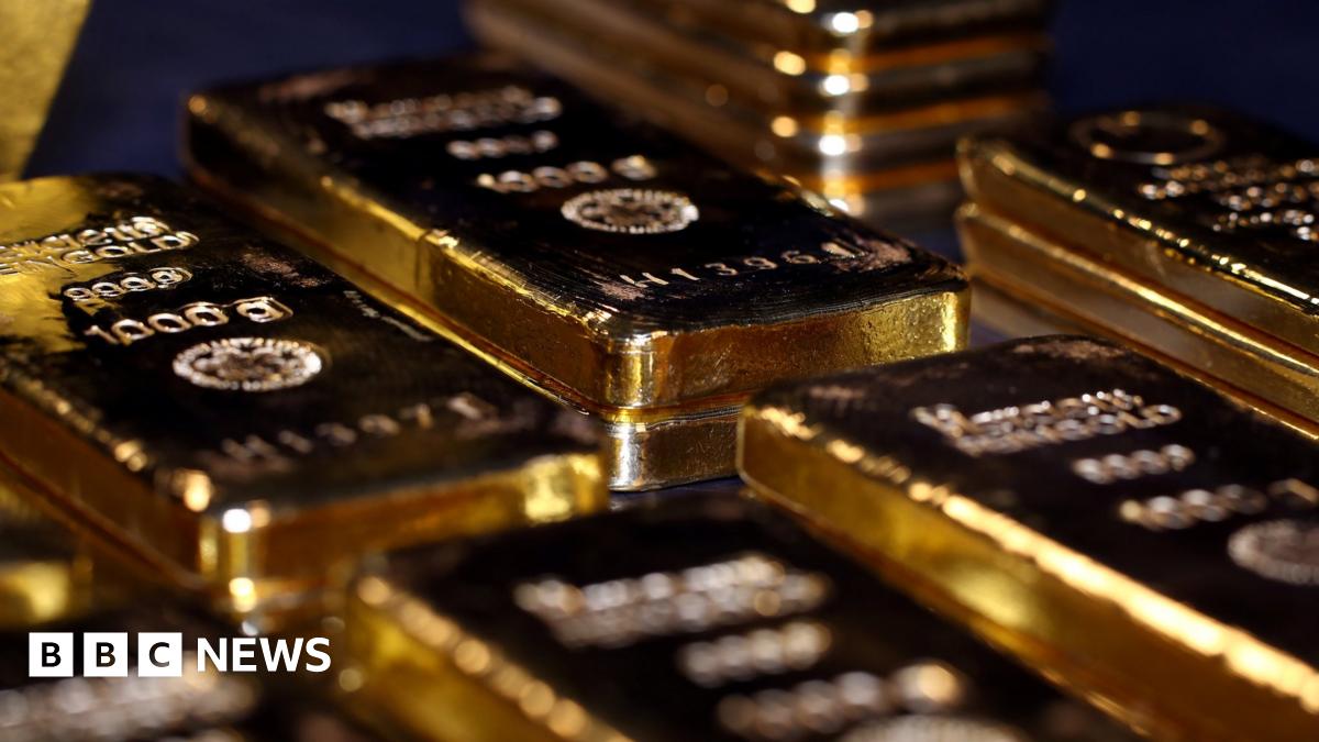 Gold hits record high as investor jitters spread - BBC News