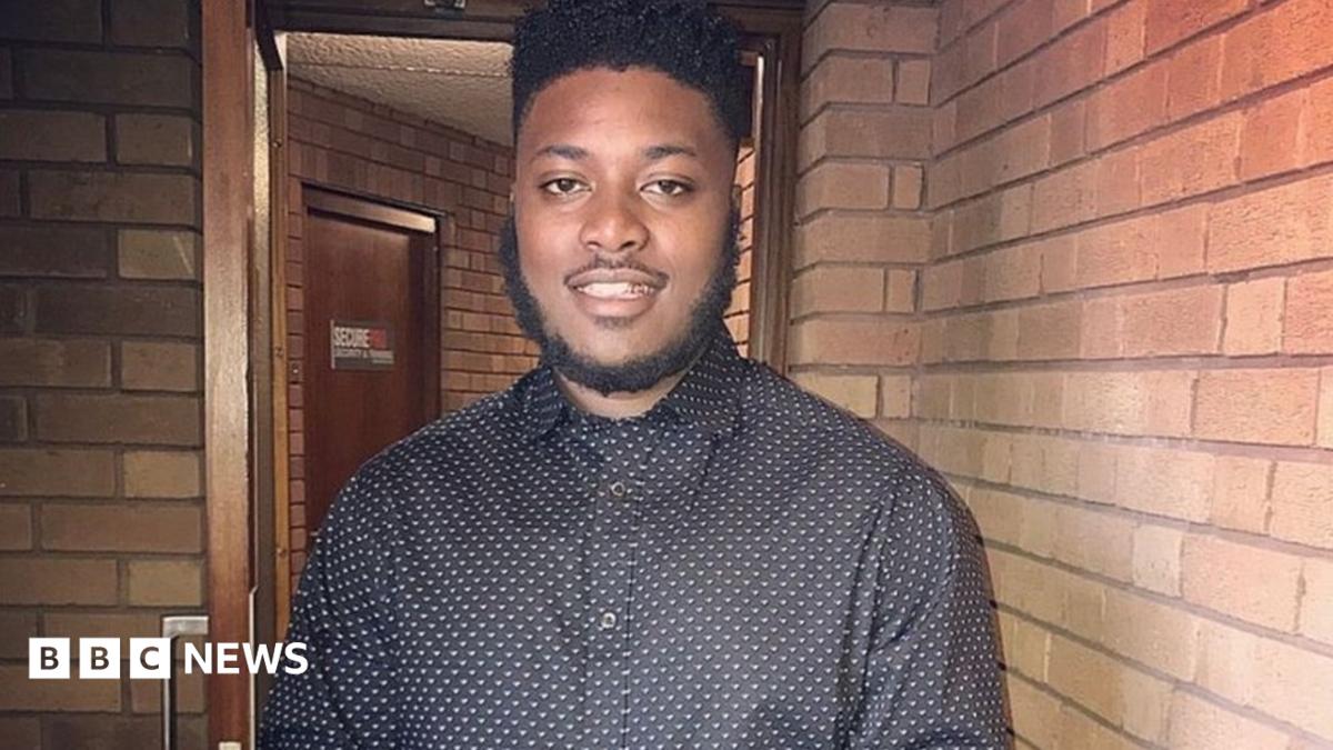 Walsall stabbing: Nightclub killer urged to hand themselves in - BBC News