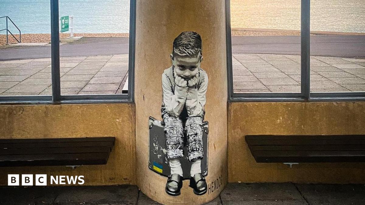 Hampshire artist Hendog paints murals in Dover - BBC News