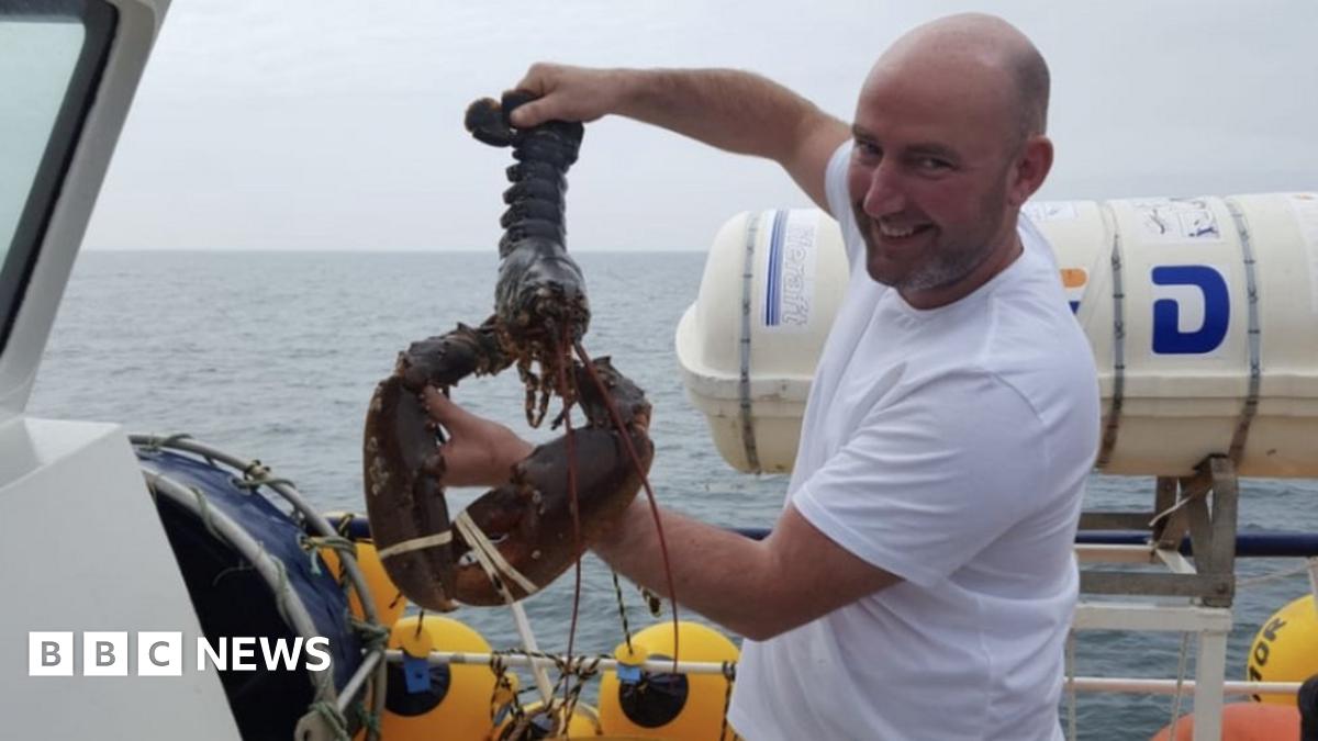 Devon fishermen's names to be read in memorial roll call - BBC News